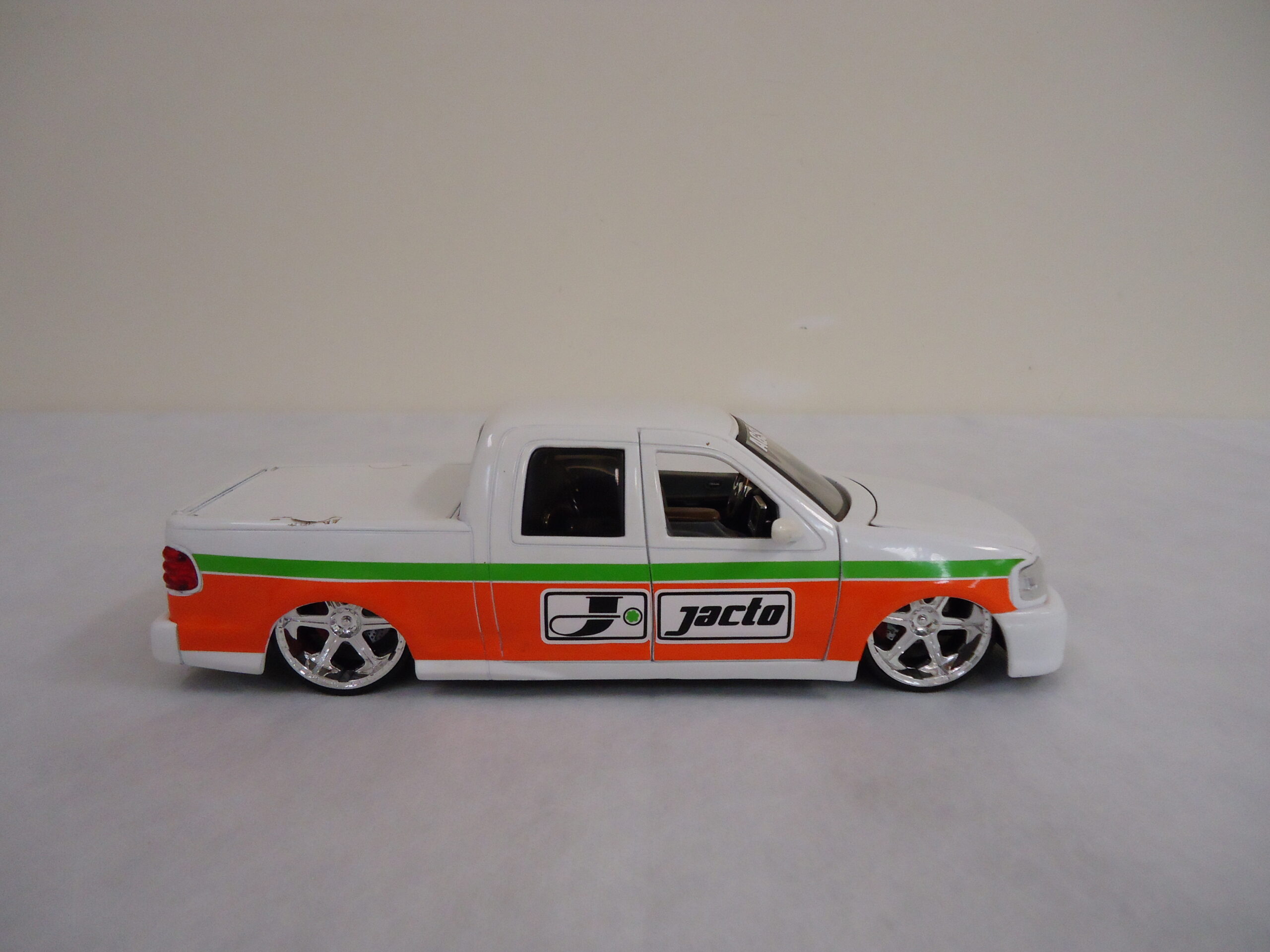 Miniatura de carro, adesivado com as cores e logo da Jacto – Museu ...
